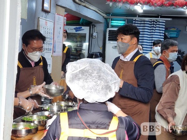 “추운 겨울을 녹이는 따뜻한 한 끼”...원각사 무료급식소 급식 봉사 활발