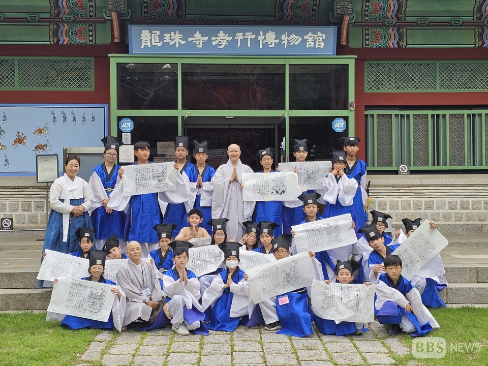 전통사찰에서 배우는 효와 예절...용주사 ‘전통한복 효 서당’ 템플스테이