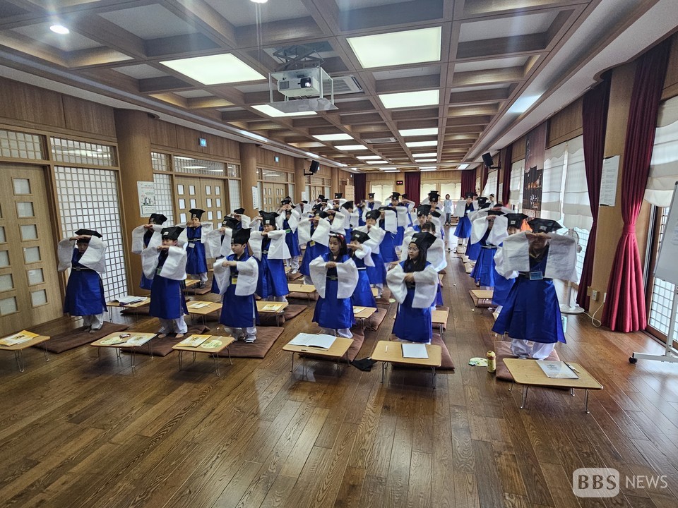 전통사찰에서 배우는 효와 예절...용주사 ‘전통한복 효 서당’ 템플스테이