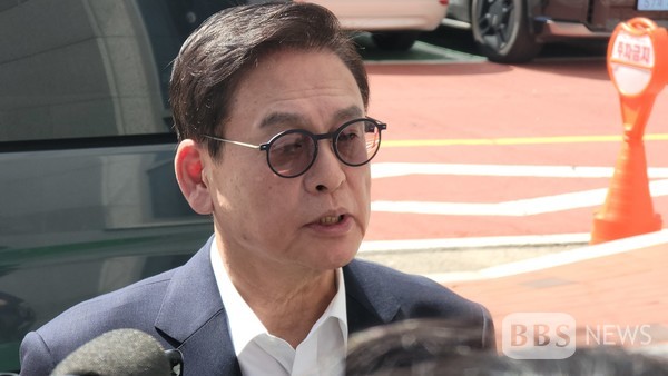 '돈봉투 수수 의혹'…정우택 전 국회부의장 '구속영장 기각'