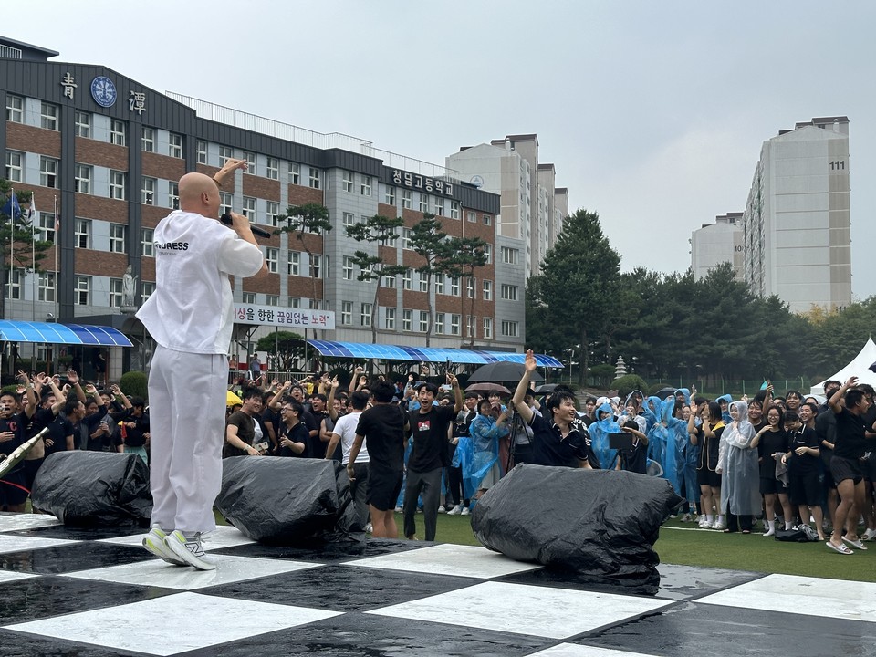 "불교 워터밤·흠뻑쇼, 여기 있네"...청담고 첫 '불교 축제'