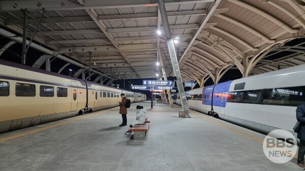 [포토뉴스]멈춰 선 KTX-SRT...오송-용산 KTX 37분 연착
